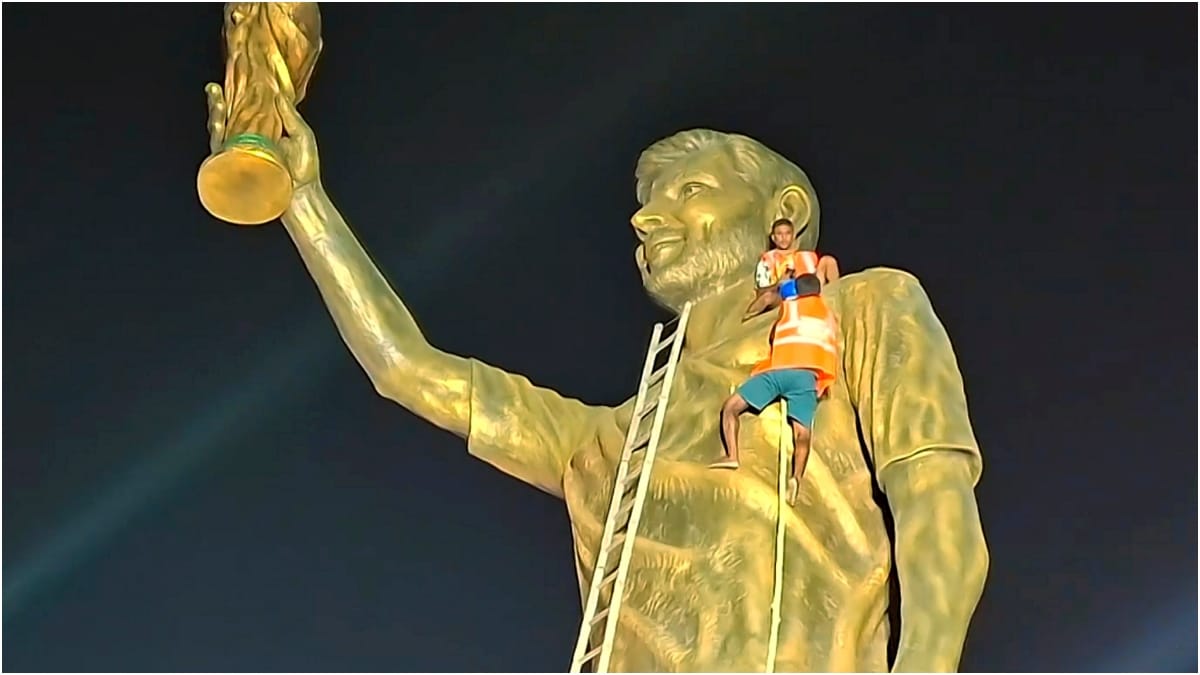 Kolkata: Unsafe Lionel Messi statue being taken down for relocation ...