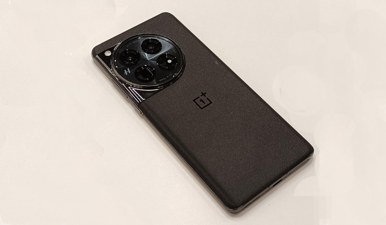 OnePlus 12 review: Unveiling the powerhouse of innovation and style ...
