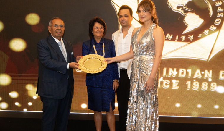 Michelle Poonawalla receives the coveted Shiromani Award at NRI World ...
