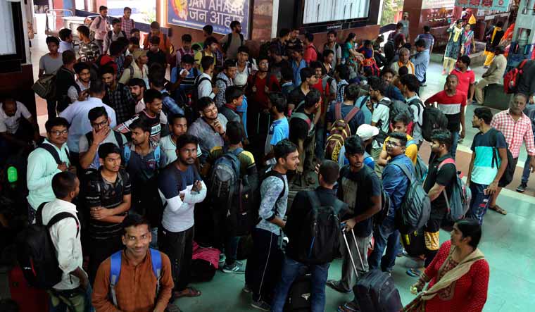 Hundreds of NIT Srinagar students leave for home states amid confusion ...