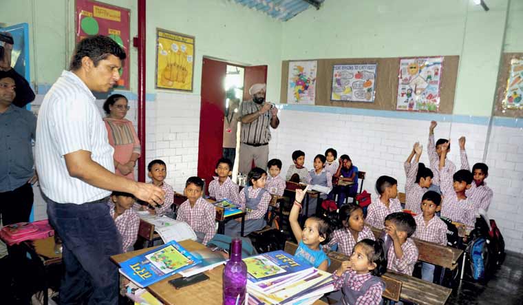 AAP MLAs visit MCD-run schools in Delhi, live-stream their 'poor ...