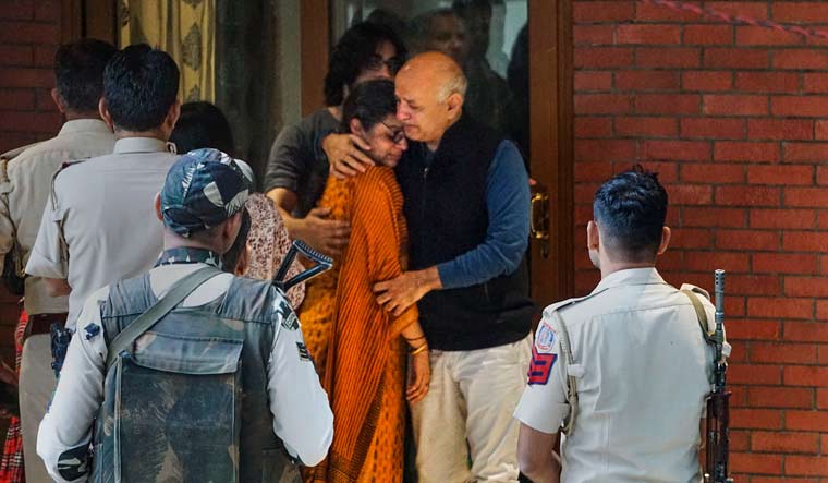 'Very painful': Kejriwal shares photo of Sisodia hugging his ailing ...