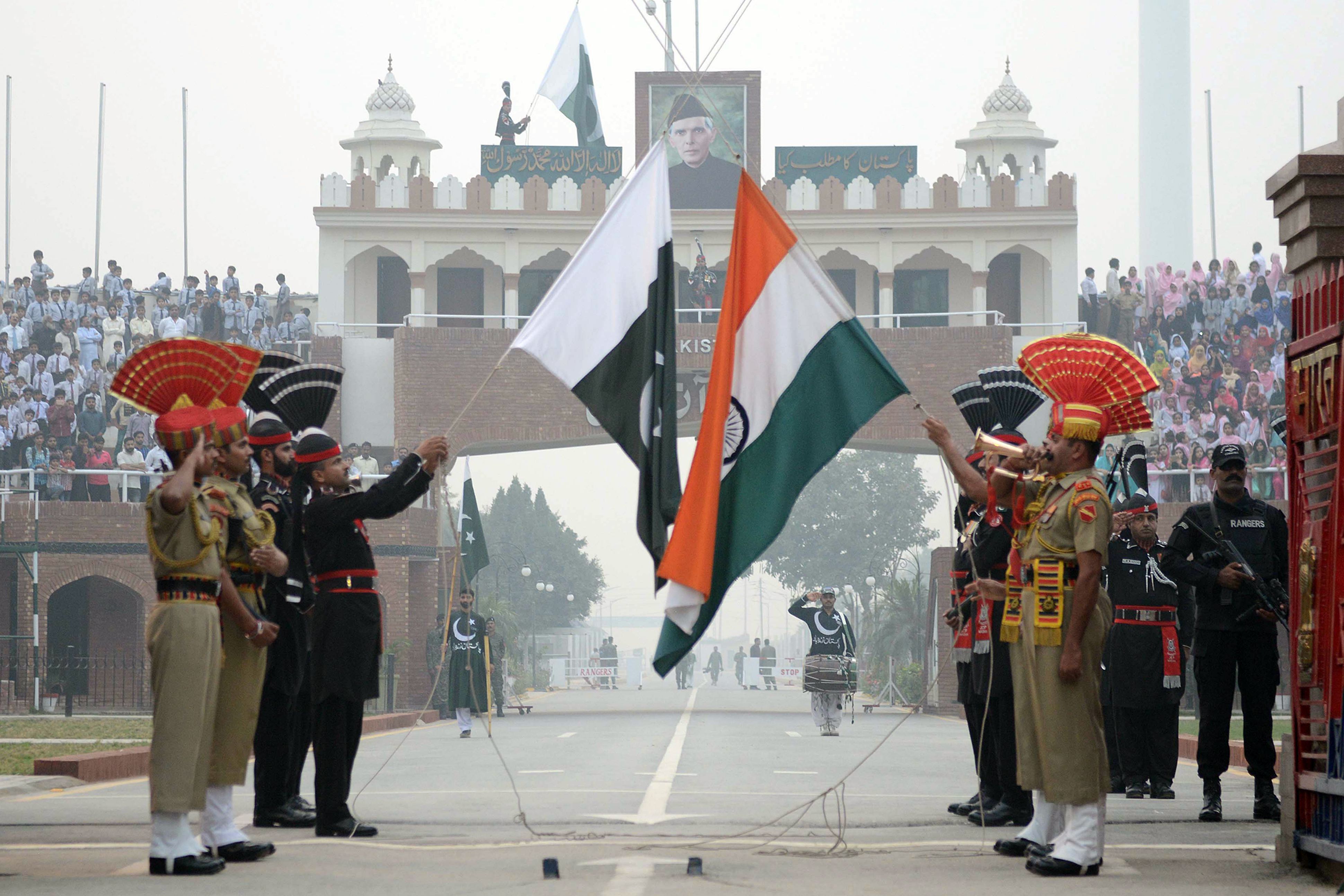 Members of the Indian Border Security Force and the Pakistan Rangers at ...