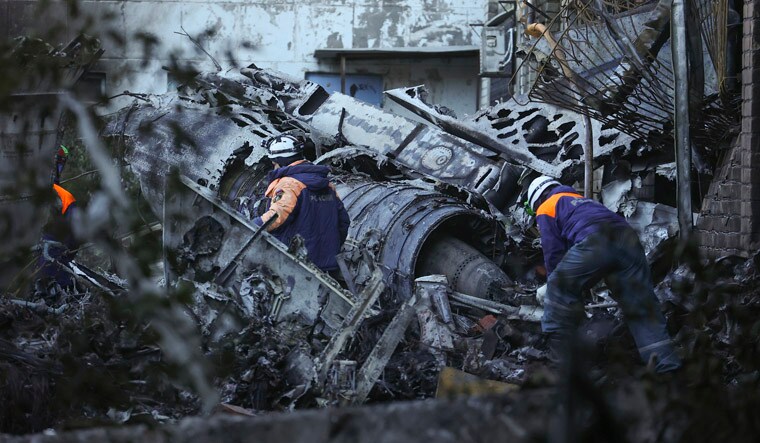 Russian warplane crashes during training, death toll increases to 14 ...