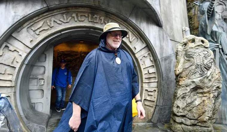 California man breaks Guinness World Record for visiting Disneyland ...