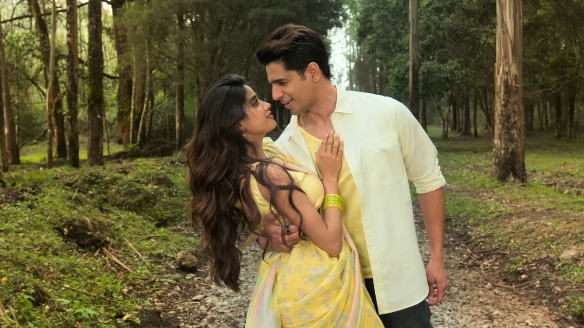 New love birds in town alert! Sidharth Malhotra and Janhvi Kapoor join ...