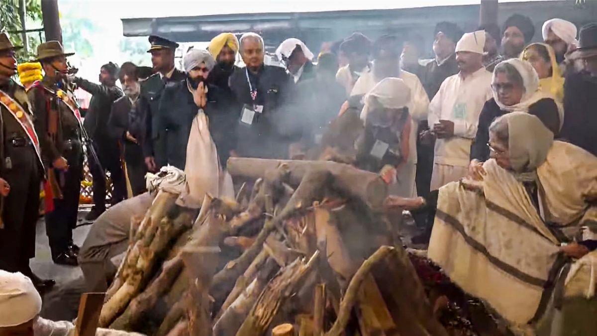Manmohan Singh funeral: Daughter Upinder Singh lights late PM's pyre at ...
