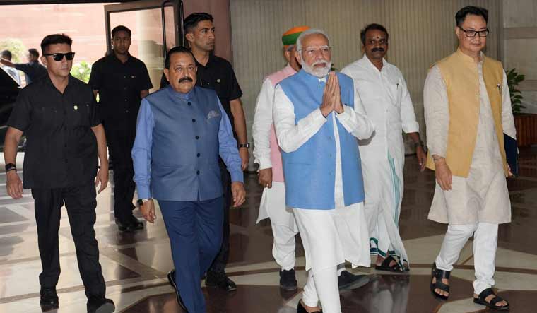 Watch: PM Modi being welcomed by MPs at NDA Parliamentary Party meeting ...