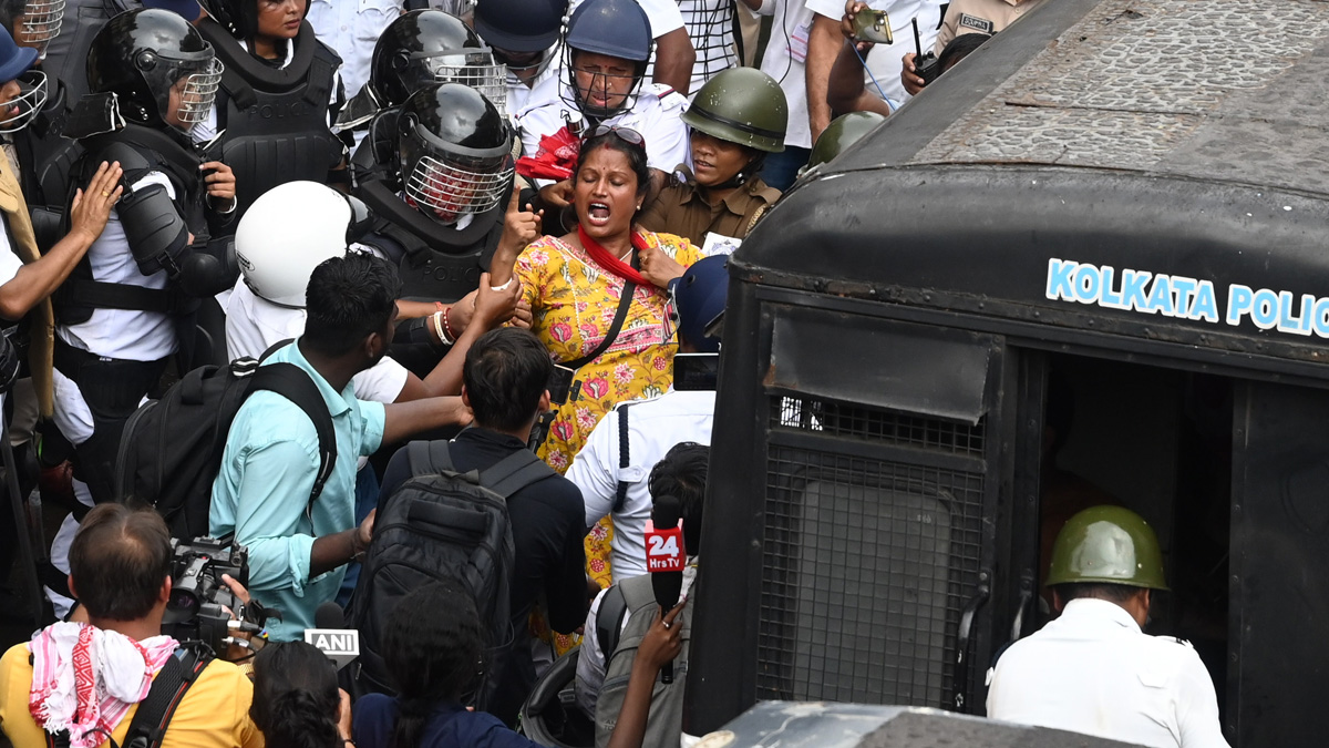 Nabanna Abhijaan: Police lathi-charge, use water cannons to disperse ...