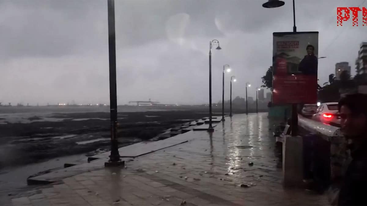 Mumbai faces waterlogging after heavy rains; road and train traffic hit ...