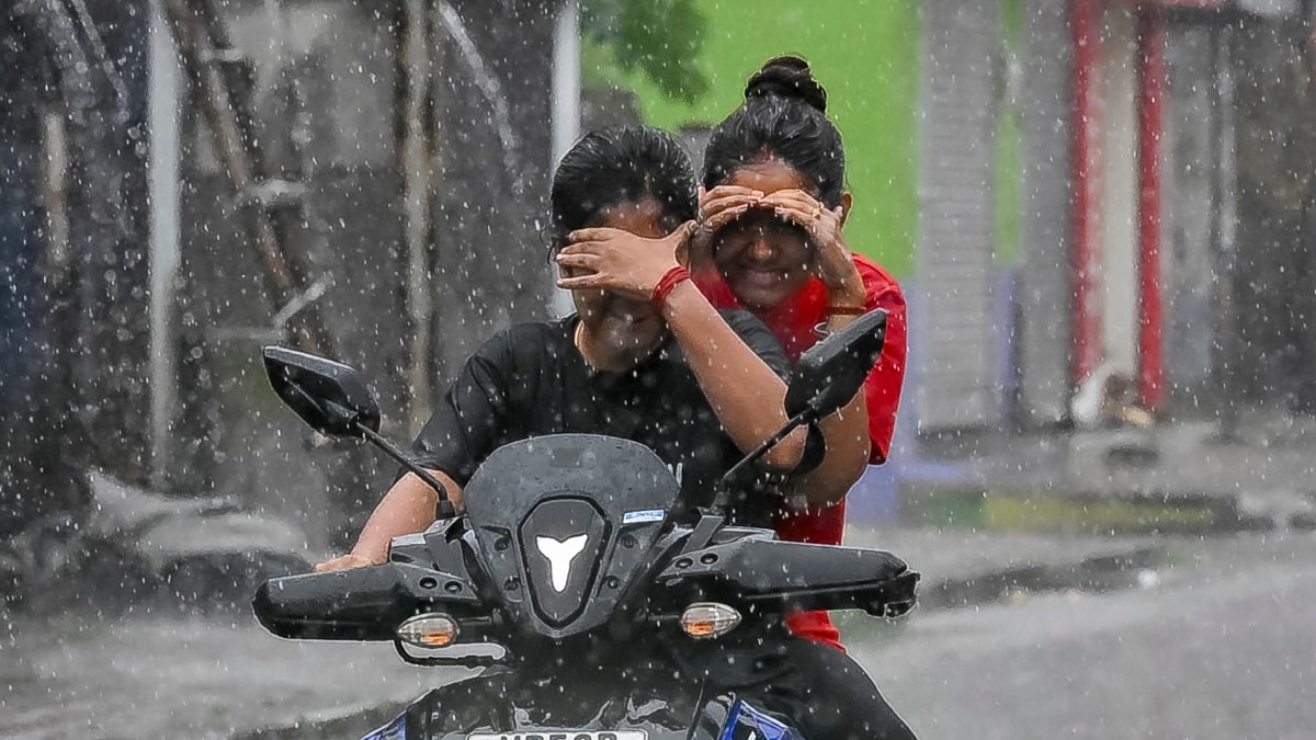 Heavy rainfall in Mumbai leads to Andheri Subway closure; major traffic ...