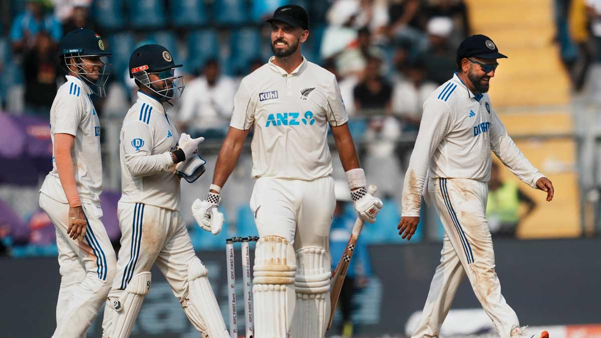 'Wow, that's big!': Daryl Mitchell smashes Sundar for huge six, but ...