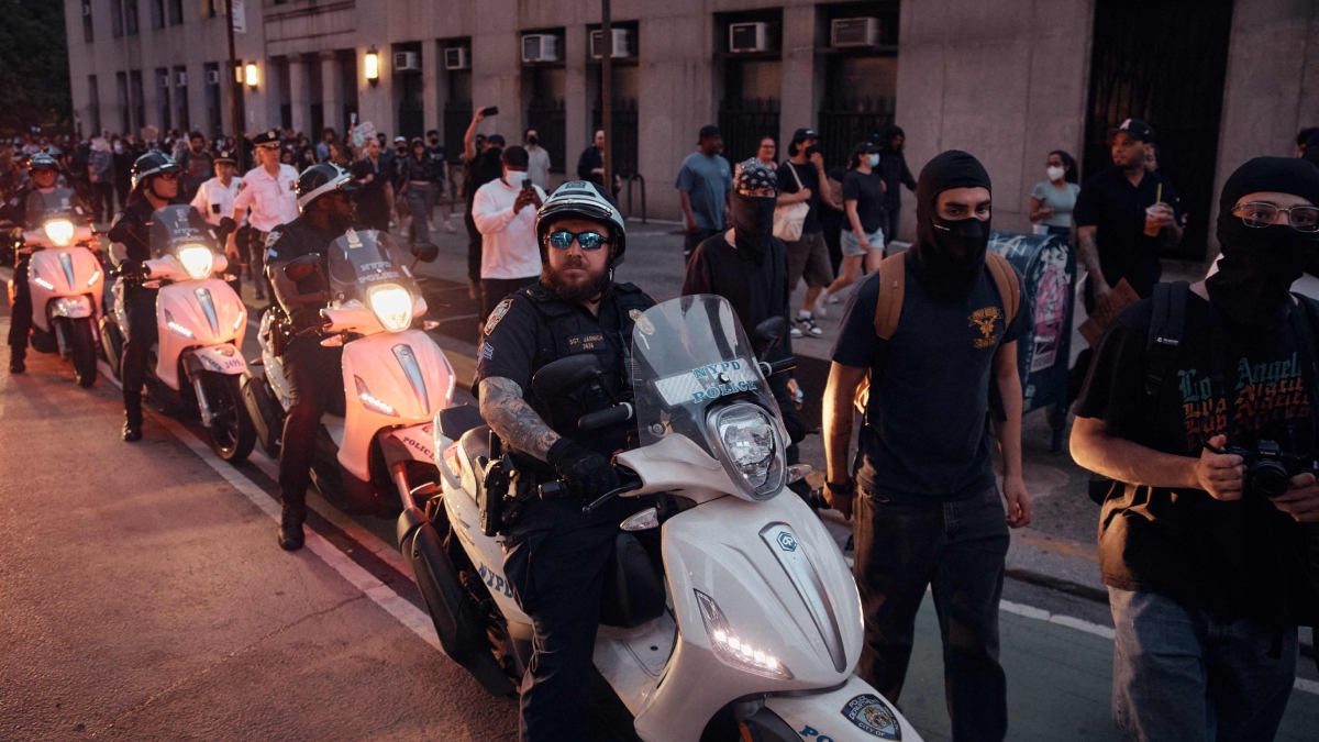 'NYPD is NOT the LAPD': Anti-ICE Trump protests face tough police ...