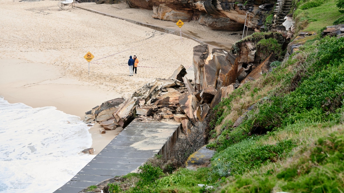 Is Bronte beach closed after cliff collapse? Did rain cause rockfall at ...